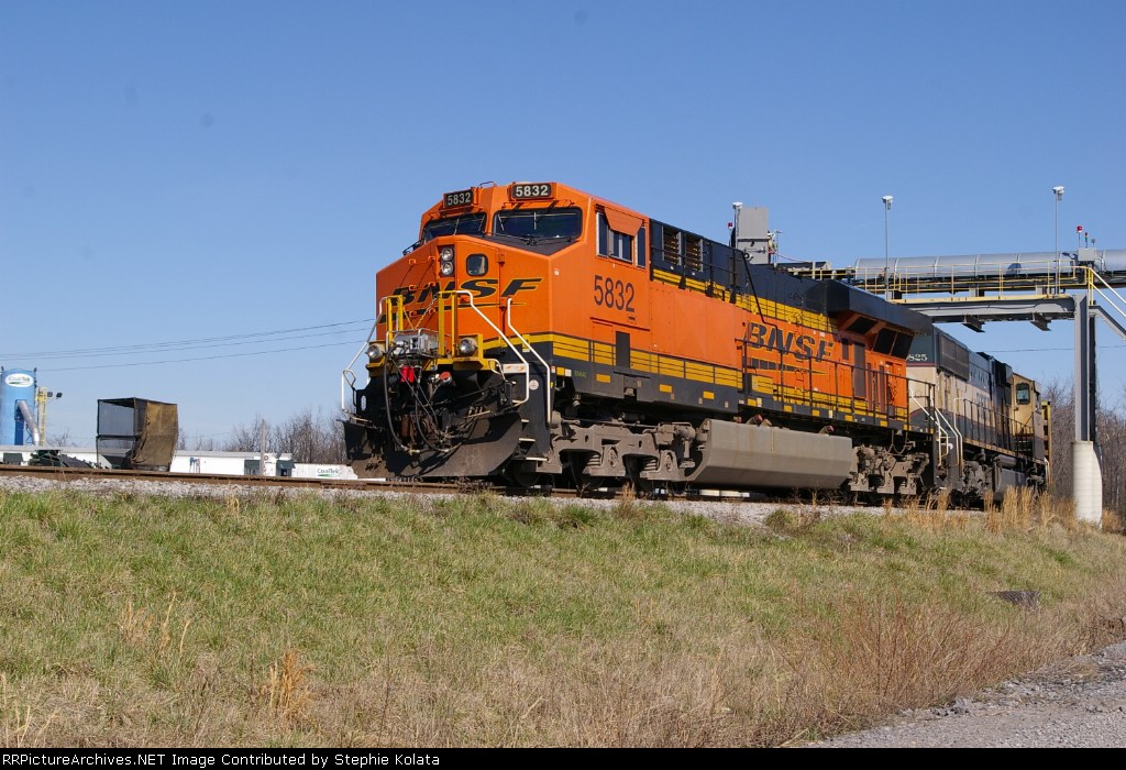 BNSF 5832